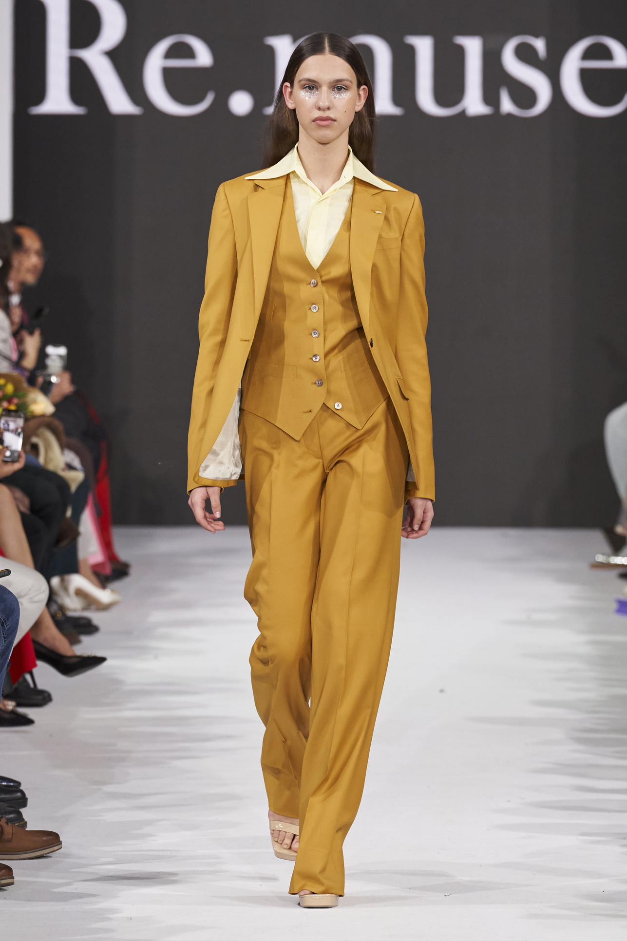 ألوان تحكي قصة استوحي من صيحات البدلات الملونة لإطلالة رائعة - مجلة هي